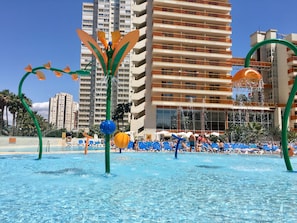 Piscina exterior, espreguiçadeiras 