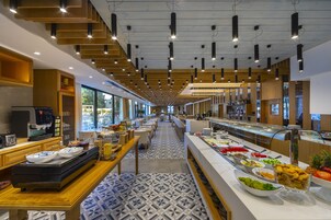 Pequeno-almoço tipo buffet diário mediante uma taxa 