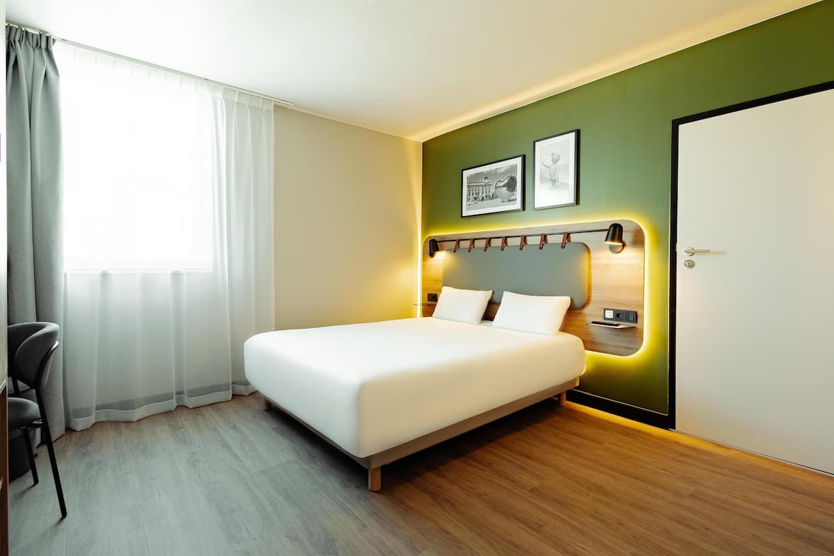 Quarto standard, 1 cama Queen | Roupas de cama premium, escrivaninha, cortinas blackout