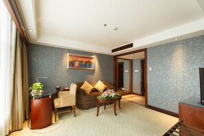 Suite Empresarial | Minibar, cofre no quarto, secretária, cortinas/cortinados opacos 