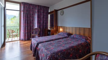 Minibar, cofre no quarto, secretária, roupa de cama fornecida
