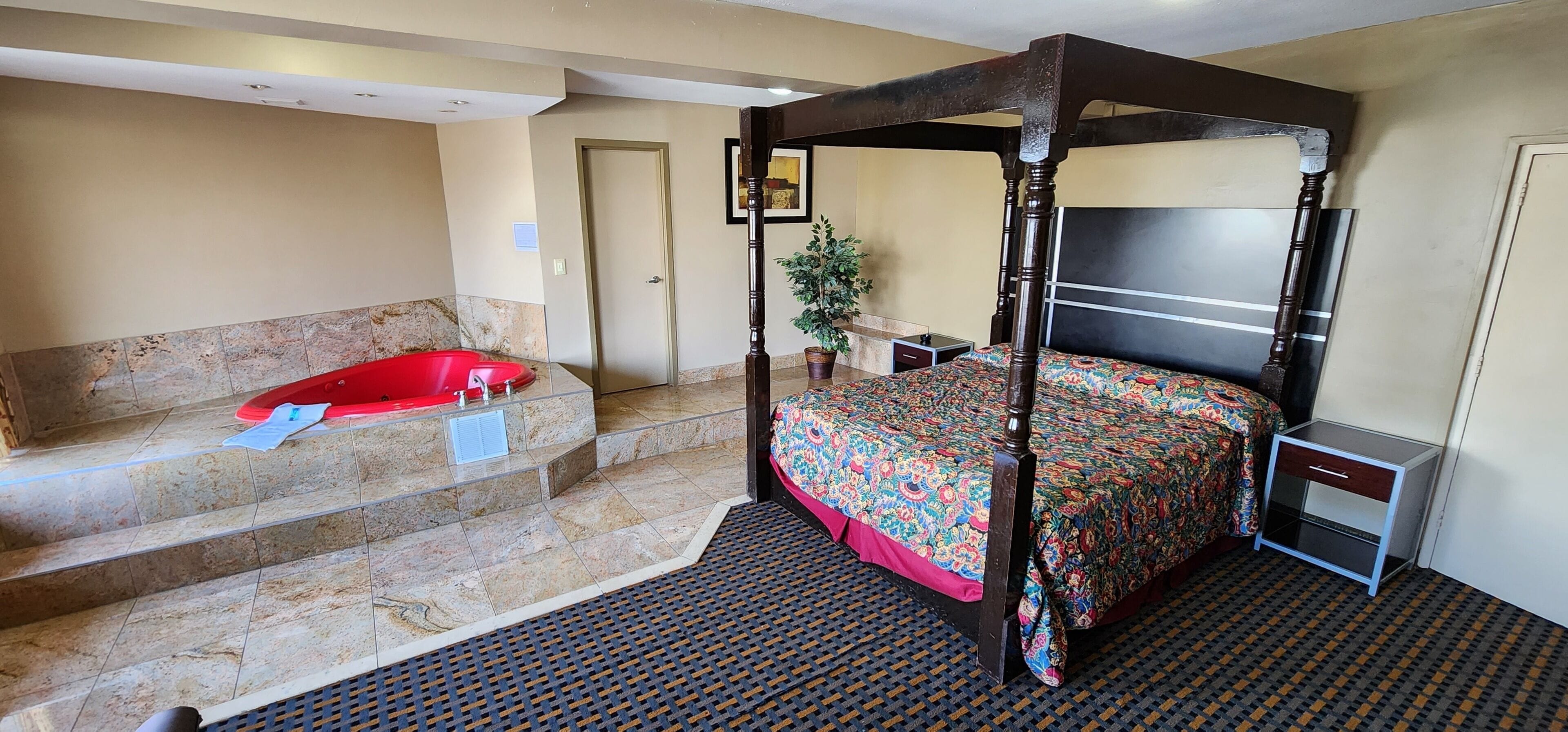 Quarto básico, 1 cama King, banheira de hidromassagem | Camas Select Comfort, ferros/tábuas de passar roupa, Wi-Fi de cortesia