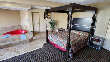 Quarto básico, 1 cama King, banheira de hidromassagem | Camas Select Comfort, ferros/tábuas de passar roupa, Wi-Fi de cortesia