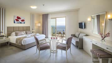 Quarto Deluxe, vista para o mar | Minibar, cofre no quarto, com mobília individualizada, secretária