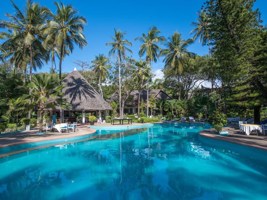 Piscina exterior, espreguiçadeiras