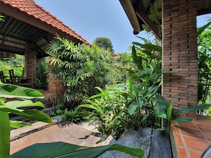 Suíte família (Tropical Tara) | Vista para o jardim