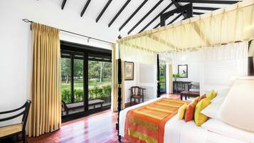 Roupas de cama premium, frigobar, cofres nos quartos, escrivaninha