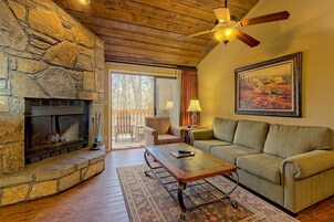 Apartamento, 2 quartos | Sala de estar | Televisor, lareira, ténis de mesa 