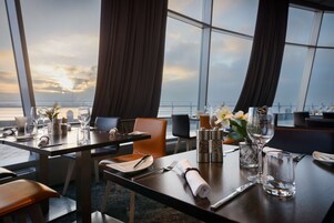 Café da manhã, almoço e jantar; culinária alemã, vistas para o mar 