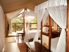 Tenda Deluxe, vista para o rio | Cofre no quarto, secretária, ferro/tábua de engomar, Wi-fi grátis