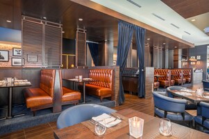 2 restaurantes, pequenos-almoços servidos 