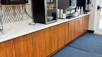 Café da manhã para viagem grátis todos os dias