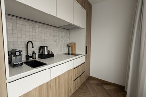 Apartamento design, 2 camas de solteiro | Cofres nos quartos, ferros/tábuas de passar roupa, Wi-Fi de cortesia
