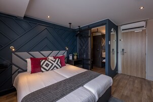 Quarto casal design | Cofres nos quartos, ferros/tábuas de passar roupa, Wi-Fi de cortesia