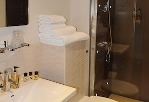 Quarto Superior | Casa de banho | Artigos de higiene pessoal grátis, um secador de cabelo