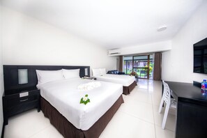 Quarto Superior | Cofre no quarto, secretária, cortinas/cortinados opacos 