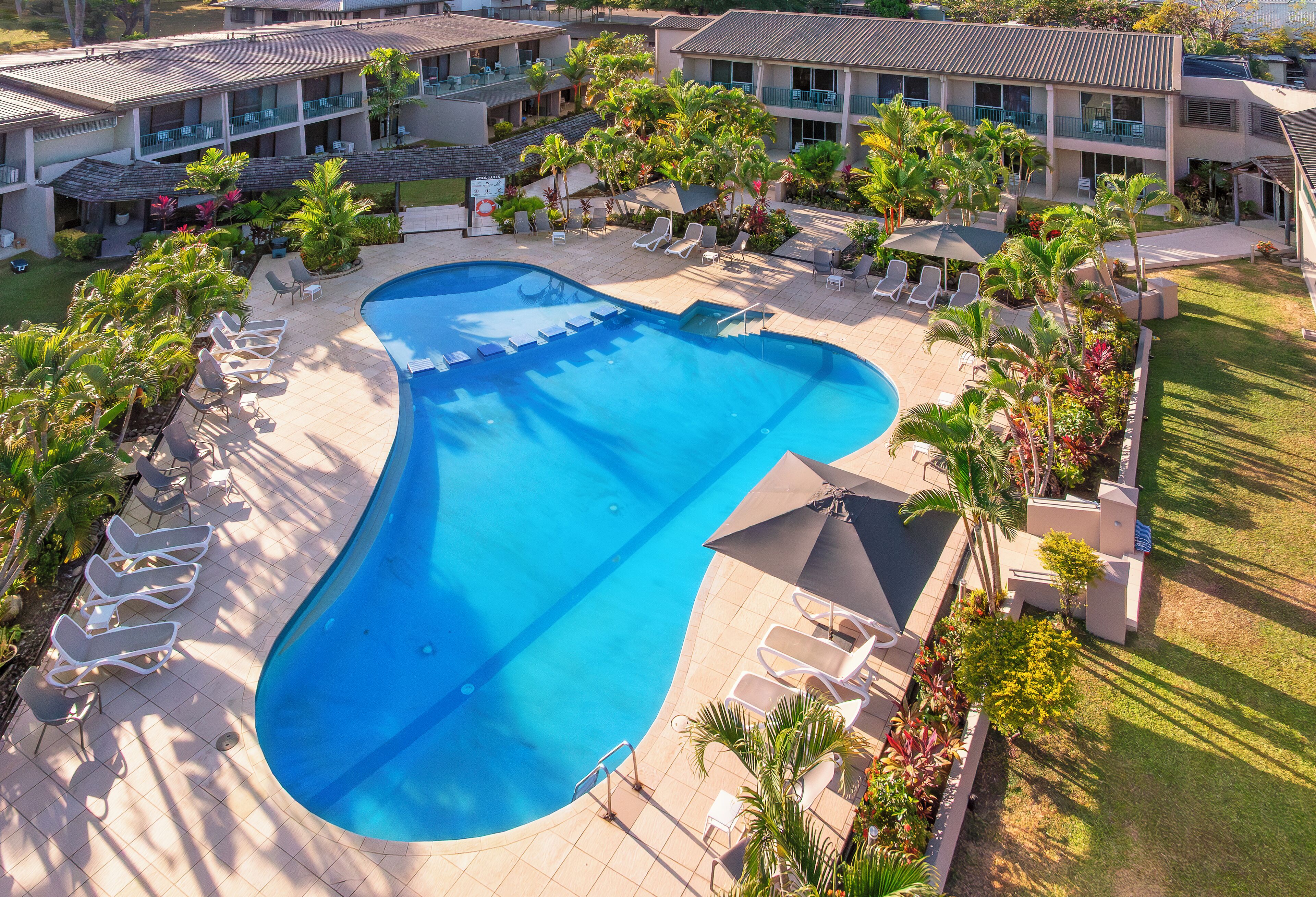 2 piscinas externas, funciona das 8h às 20h, guarda-sóis