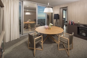 The Level Master Suite Sea View | Roupas de cama premium, camas com colchões pillow-top, frigobar
