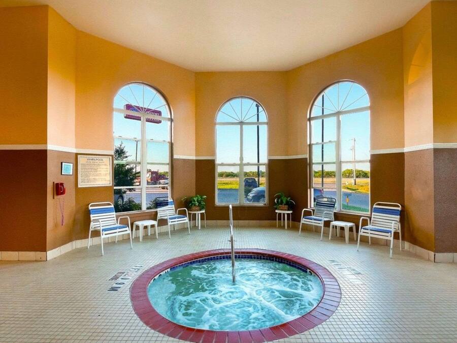 Piscina interior, espreguiçadeiras