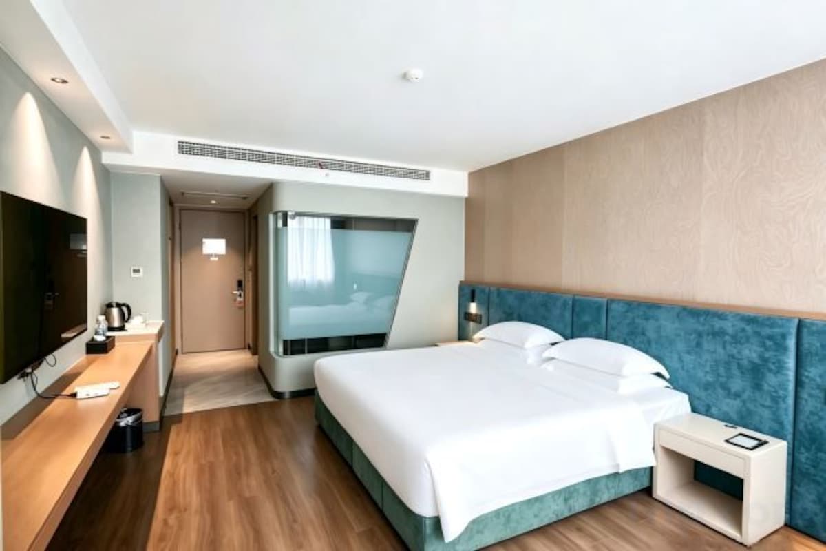 Minibar, cofre no quarto, secretária, cortinas/cortinados opacos 