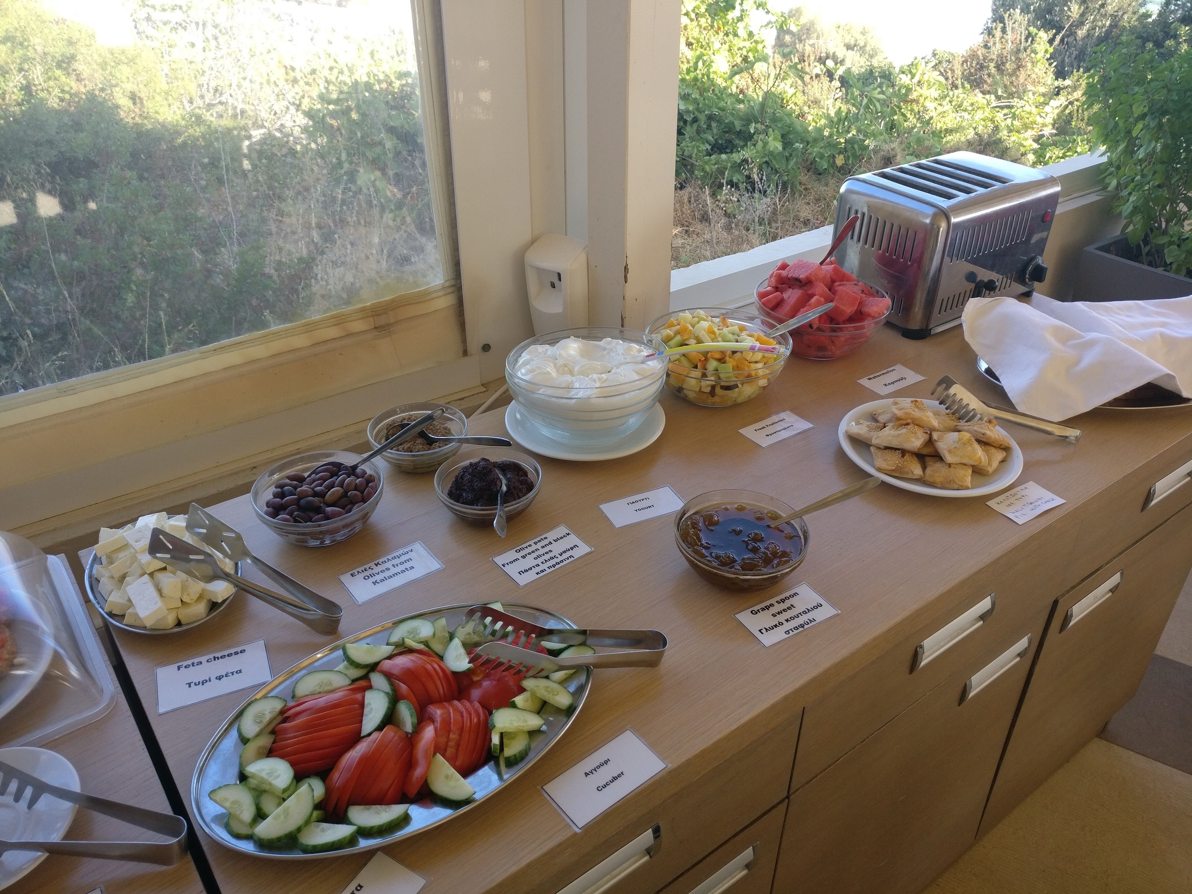 Uma mesa de buffet com diversos alimentos e utensílios.