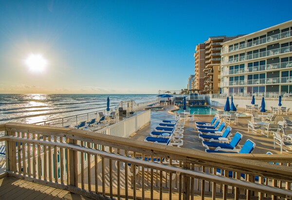 Beautiful 1 Bedroom Unit At Resort, Sleeps 6 - New Smyrna Beach, FL