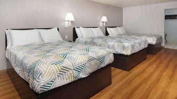 Quarto Standard, várias camas, não fumadores | Secretária, Wi-fi grátis, roupa de cama fornecida