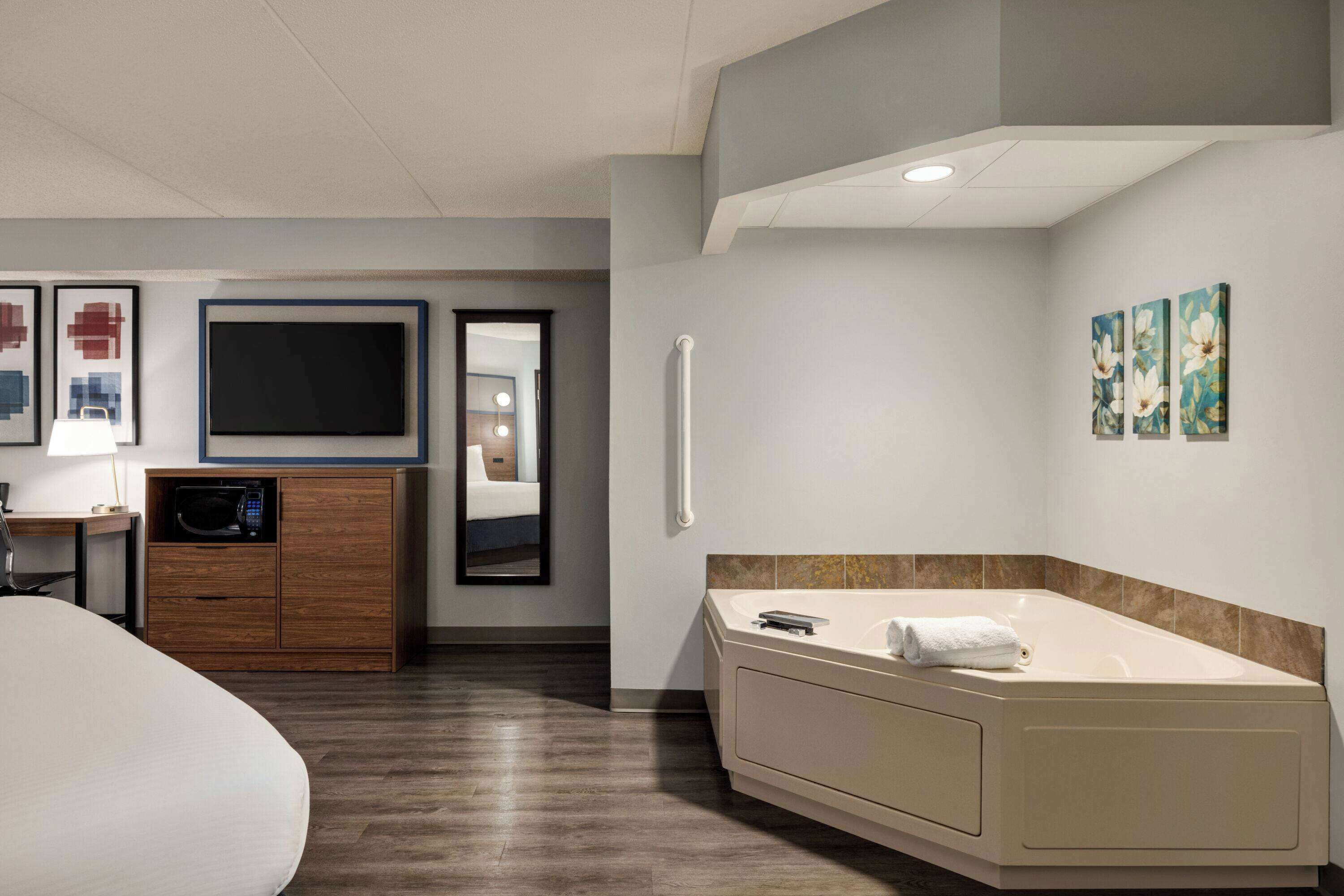 Quarto Deluxe, 1 cama king-size | Secretária, secretária adequada para computadores portáteis 