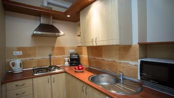 Um frigorífico, um micro-ondas, uma placa de cozinha