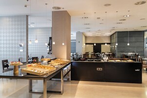 Café da manhã com buffet todos os dias mediante uma taxa