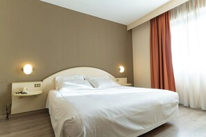 Quarto Duplo Básico | Edredões de penas, minibar, cofre no quarto 