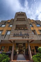Entrada de um hotel com uma placa indicando "DISALIS".