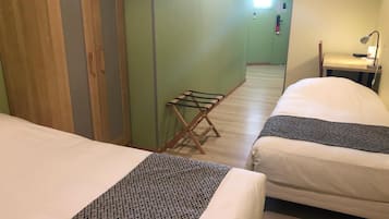 Quarto duplo standard | Escrivaninha, quartos à prova de som, ferros/tábuas de passar roupa