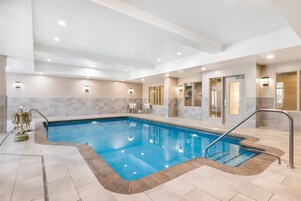 Piscina interna, funciona das 5h às 22h, espreguiçadeiras