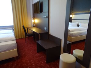 Roupas de cama premium, cofres nos quartos, escrivaninha