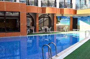 Piscina externa, espreguiçadeiras