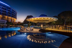 Piscina interior, 8 piscinas exteriores, guarda-sóis, espreguiçadeiras 