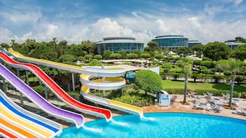 Piscina interior, 8 piscinas exteriores, guarda-sóis, espreguiçadeiras