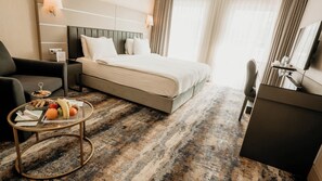 Minibar, cofre no quarto, secretária, quartos insonorizados 