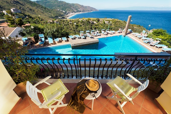 Quarto casal ou duplo superior, vista para o mar | Frigobar, cofres nos quartos, Wi-Fi de cortesia, roupa de cama
