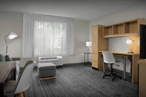 Suíte, 1 quarto | Área de estar | TV 32 polegadas com canais a cabo, Netflix, dock para iPod