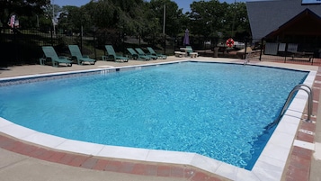 Piscina exterior, espreguiçadeiras