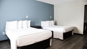 Quarto casal standard, 2 camas de casal, para não fumantes | Escrivaninha, cortinas blackout, ferros/tábuas de passar roupa