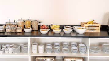 Café da manhã com buffet grátis todos os dias