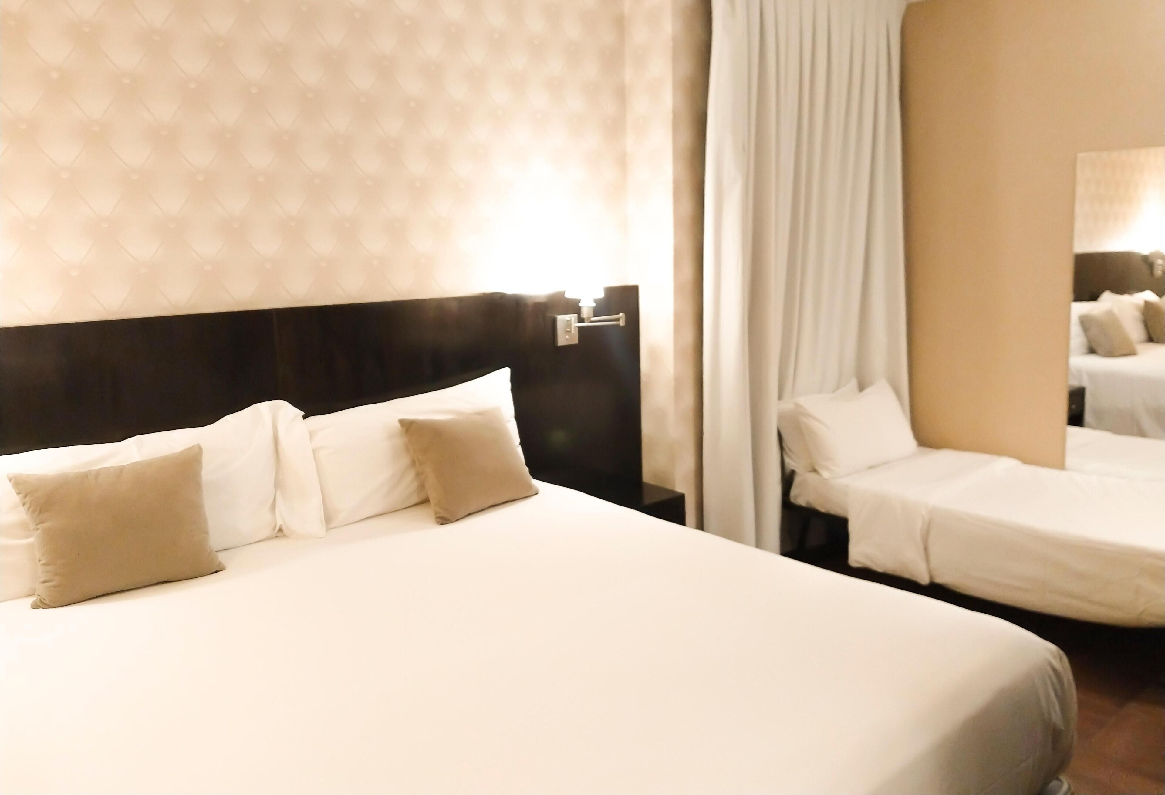 Camas com colchões pillow-top, frigobar, cofres nos quartos