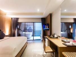 Quarto casal ou duplo luxo, banheira de hidromassagem | Frigobar, cofres nos quartos, cortinas blackout