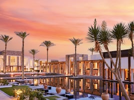 Piscina interior, guarda-sóis, espreguiçadeiras