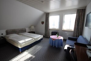 Quarto Triplo Standard | Minibar, cofre no quarto, ferro/tábua de engomar 