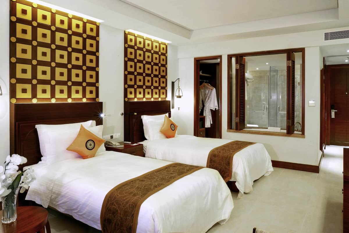 Quarto Twin Deluxe, 2 camas individuais, acesso à piscina | 1 quarto, cofre no quarto, secretária