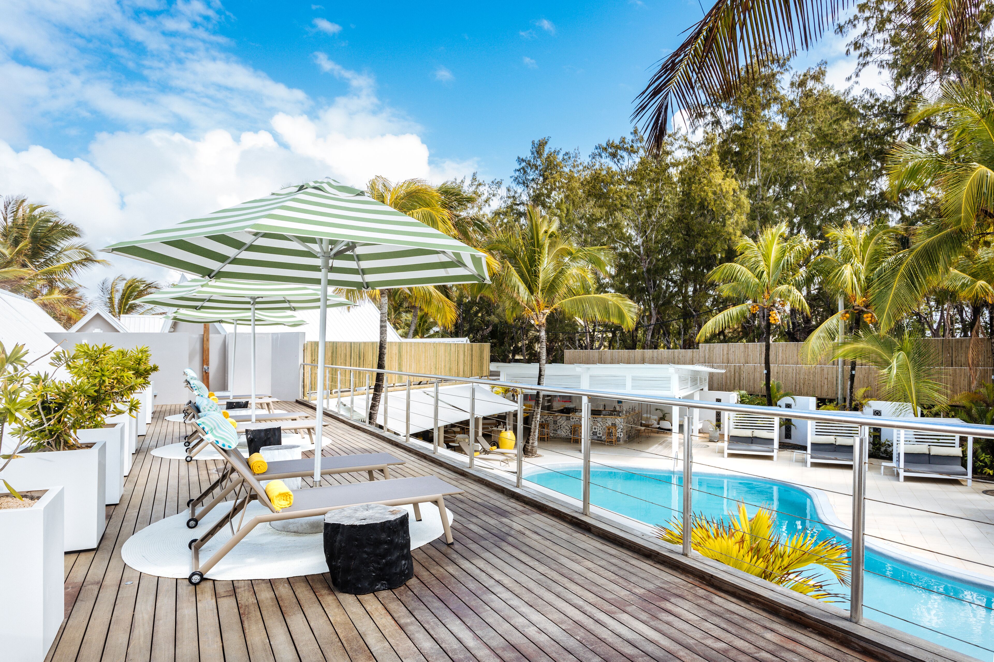 Terraço com espreguiçadeiras